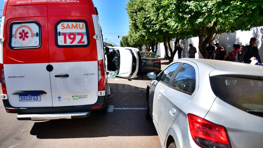 Colisão no Centro da cidade termina com carro capotado e cinco veículos ...