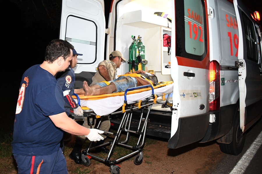 Dois homens ficam feridos após motociclista perder controle em curva na ...
